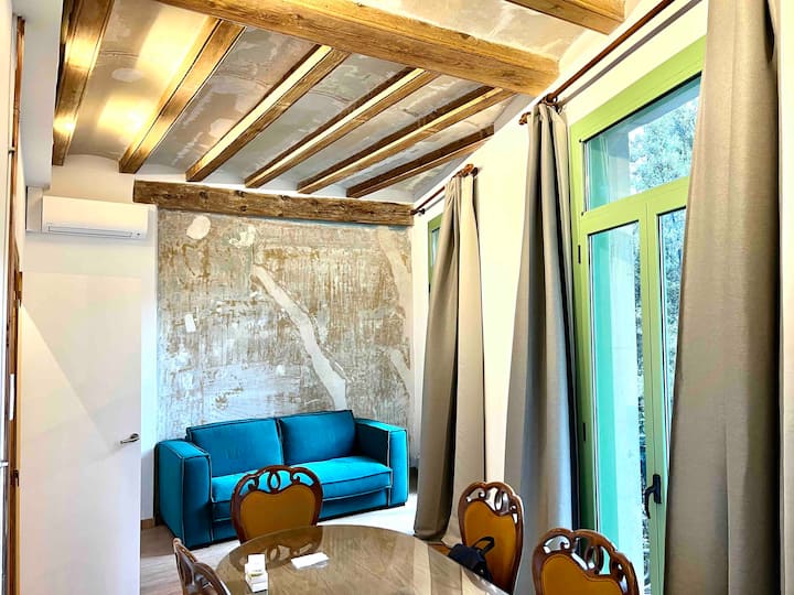 Spacious Apartment In La Rambla With Views - Barcelona