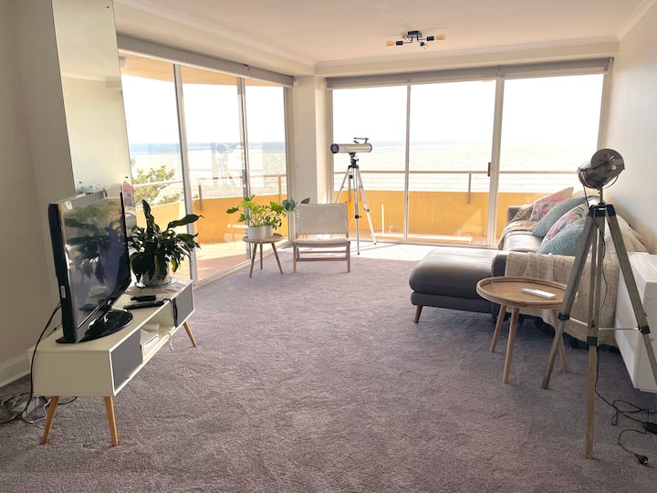 Breath-taking Beachfront Luxury Apartment - Glenelg