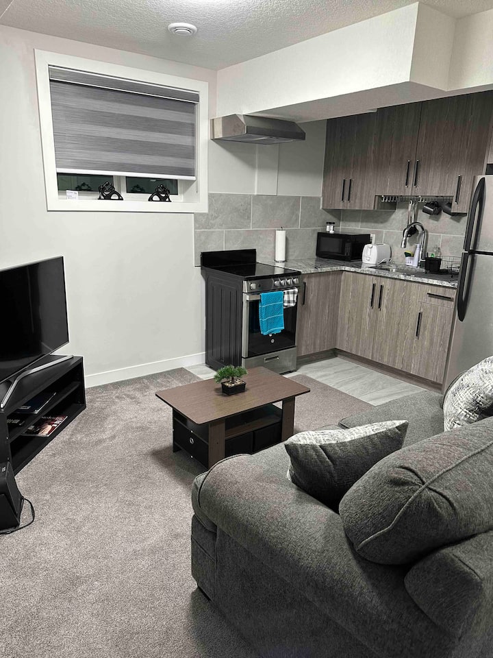 Adorable 2-bedroom Suite/ Free Street Parking - Airdrie