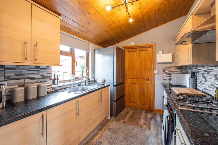 6 Handpicked Log Cabins With Hot Tub In East Yorkshire, UK | Trip101