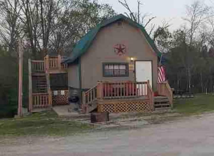 Hogan's Hideout Americana Cabin With Hot Tub! - Eminence, MO