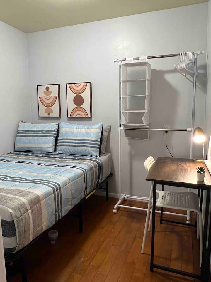 R7 Close To Downtown Small Room - Chicago, IL