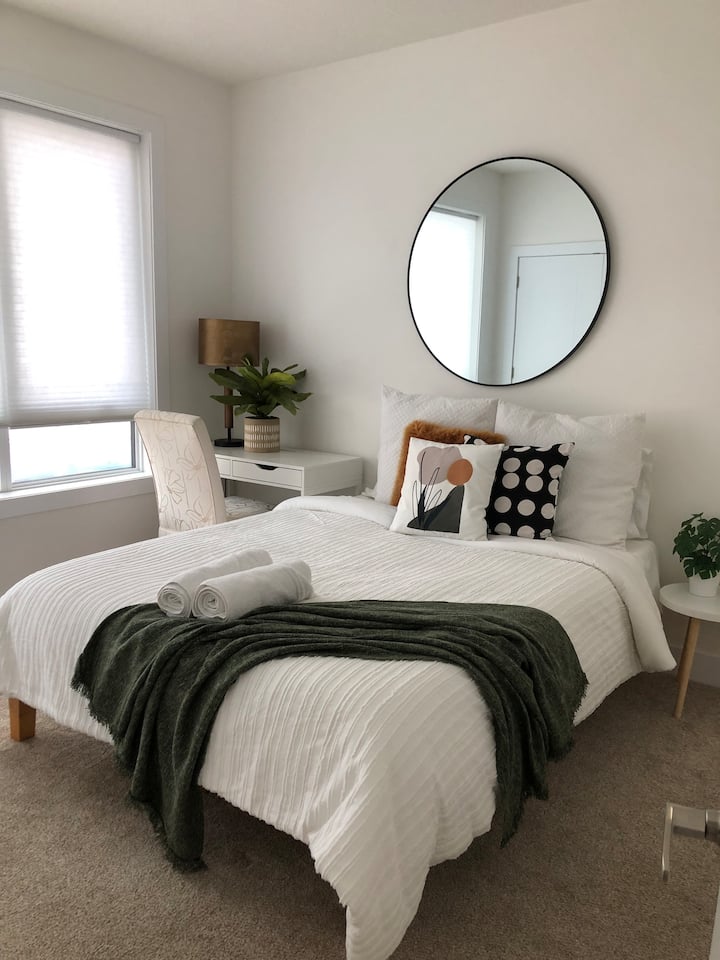 Brand New Room With Attached Bath Near Whyte Av - Edmonton