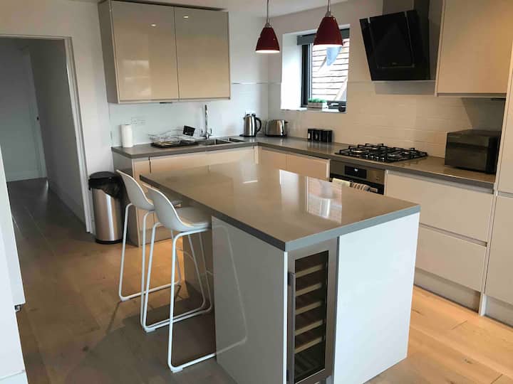 Stylish 2 Bedroom
Esher Flat
Free Parking - Hampton