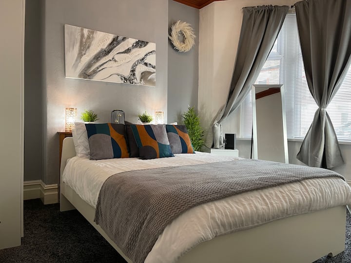 Spacious 5 Bedroom House - 2 Bath - Free Parking - Cardiff