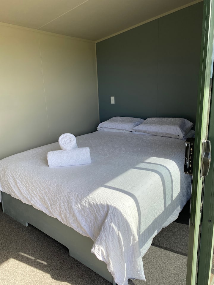 Boutique Cabin Cosy Queen Bed - Hokitika