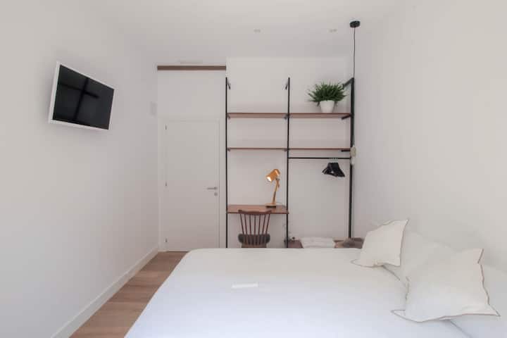 Upscale Private Ensuite Bed, Bath & Balcony - Donostia-San Sebastian
