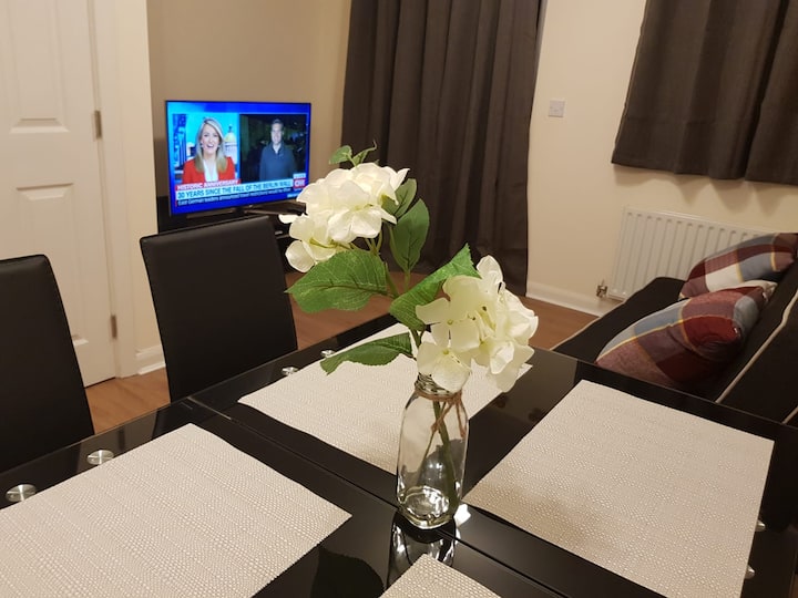 Stunning 2 Bed House (Free Parking) - Coventry
