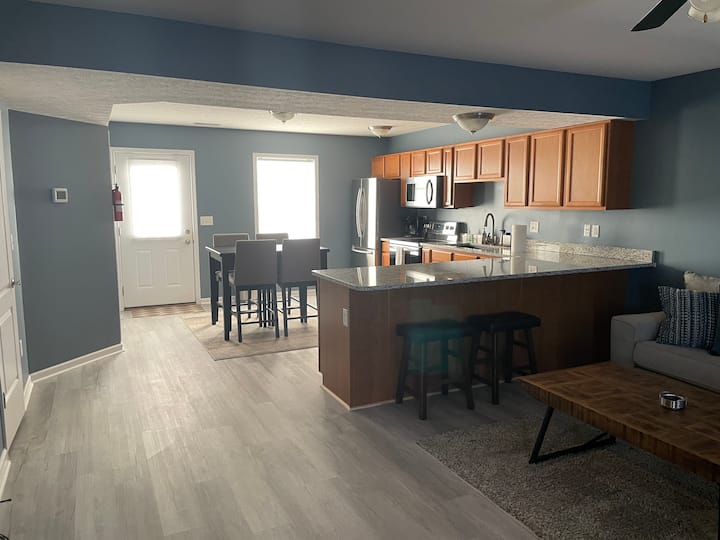 Luxury Townhome #3 - With Yard - Remodeled Feb '21 - Bloomington, IN