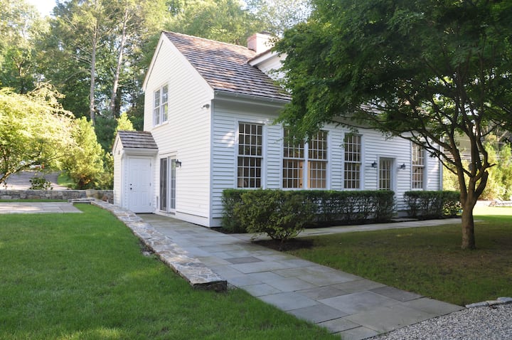 Charming Renovated Carriage House - Norwalk, CT