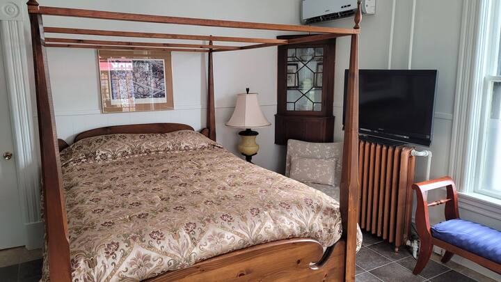 Downtown Liverpool Ground Floor Studio Apt - Liverpool, NS, Canada