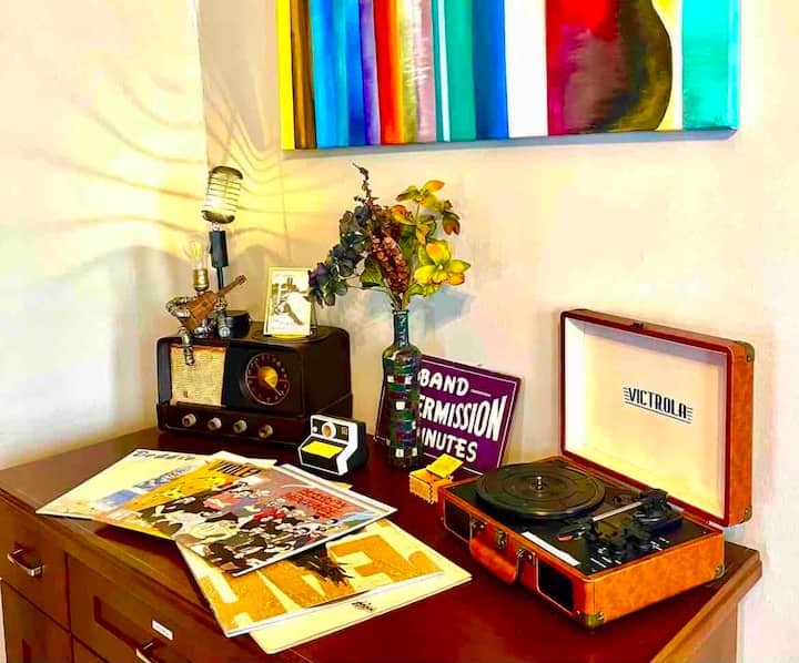 Vibingvictorian Walk Dt, The Castle& Local Dining - Bloomington, IL