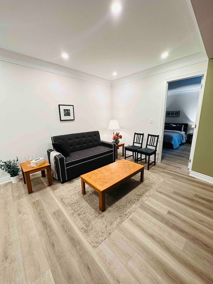 Spacious Basement Apartment - オークビル