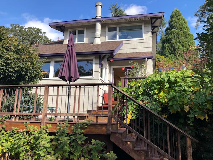 Ideal Location! University Craftsman Home - 유진