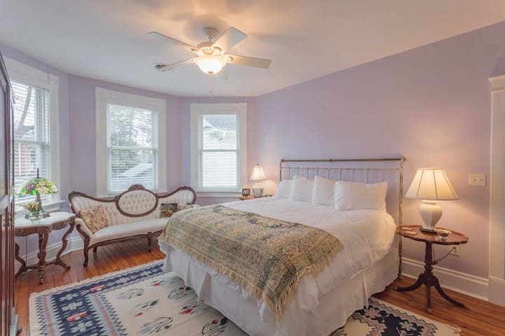 A Secret Garden On Jackson: Violet Room - Lexington, VA