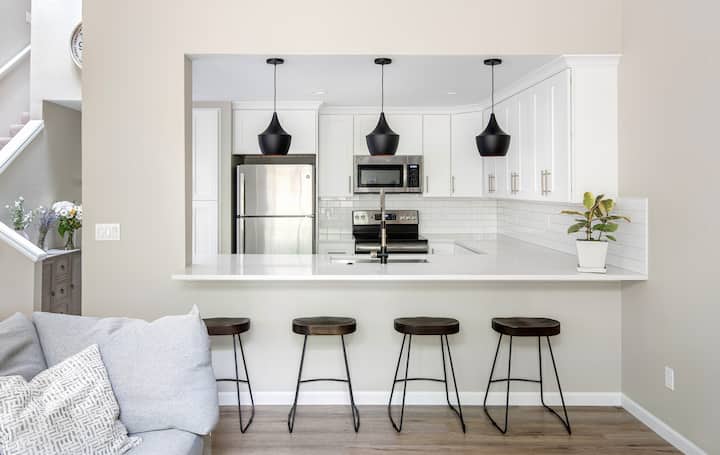 Beautiful Remodeled Kirkland Townhome - Kirkland, WA