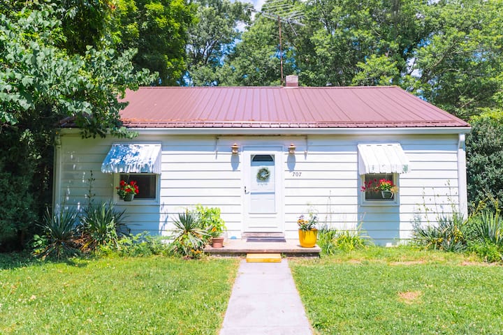 Blocks From Townvt Cozy! Petsok Sleeps 8+ Big Yard - Blacksburg