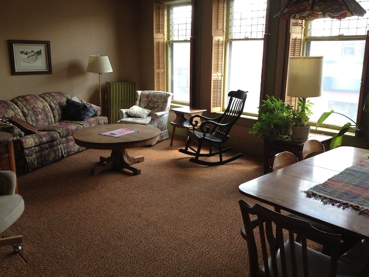Charming Apartment Downtown Laramie - Laramie, WY