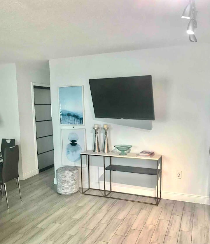 Reduced Rate South Beach One Bedroom With Parking - Miami Beach