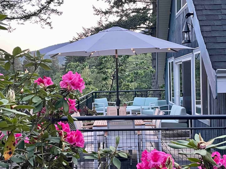 Coastal Contemporary Retreat With Private Hot Tub - Sunshine Coast