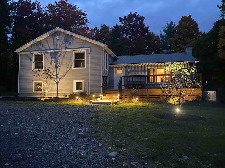 2 Units In 1 House! 6br/2.5ba + Hot Tub & Fire Pit - Woodstock, NY