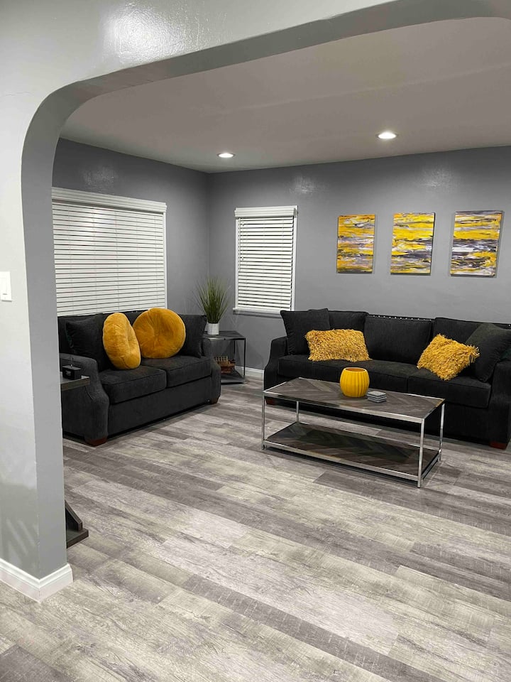 Centrally Located 3 Bedroom Home. Unforgettable - Los Angeles, CA