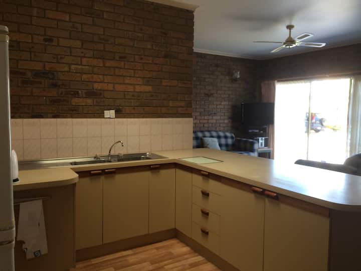 The Gem On Jemmeson.  Dog Friendly No Wifi - Lakes Entrance