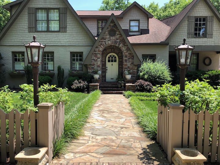 Charming Two Bedroom Suite Near The Grand Ole Opry - Nashville, TN