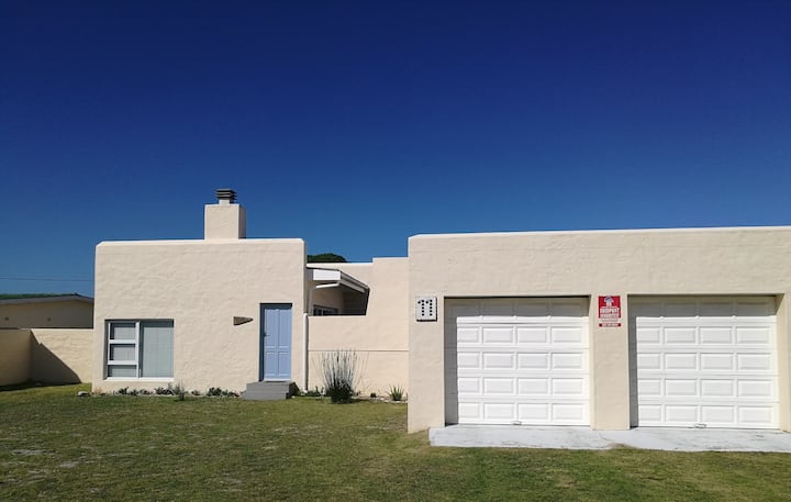 Ouma-c, A Spacious Struisbaai Family Beach House - Struisbaai
