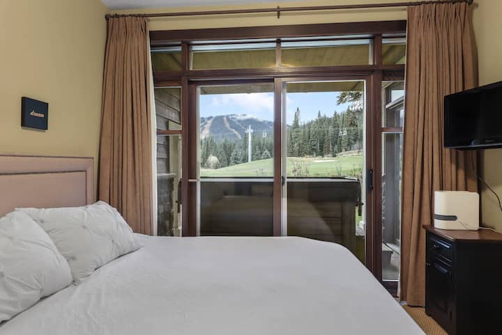 Stonesthrow 36 -Slopeside Ski In/ski Out Condo - Sun Peaks