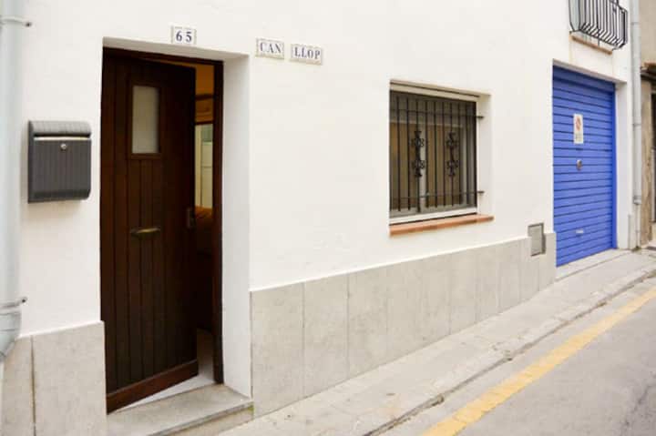 House Can Llop In The Old City - La Escala
