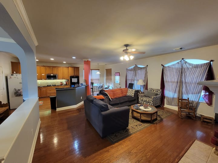 Honolulu Suite @ Private Villa Retreat - Leander, TX