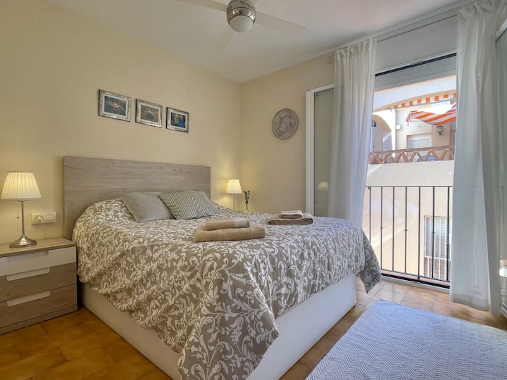 Lovely Town Centre & Beach Apartment - Costa Brava