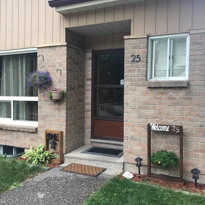 Cozy, Bright,t-house Beautiful Area - Waterloo
