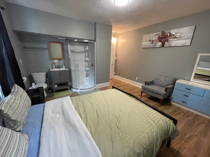 Regina Downtown  Nice 6 Rooms 2 Suites For Rent - Regina