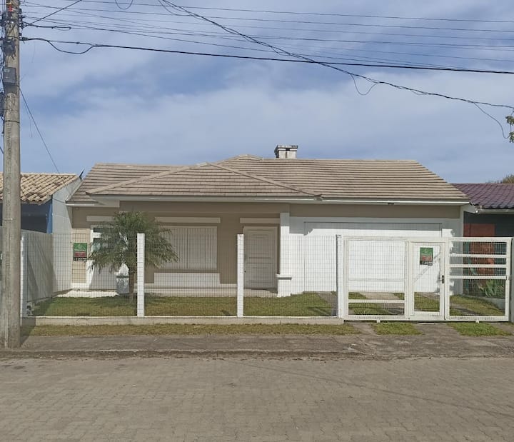 Casa Com Churrasqueira E óTima Localização. - Xangri-Lá