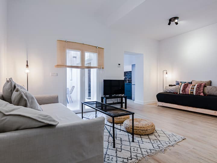 Beautiful Loft House W/patio 10 Mins To Center - Alicante