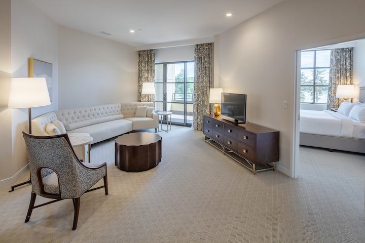 Yo1 Longevity & Health Resort, Lakeview King Suite - Monticello, NY