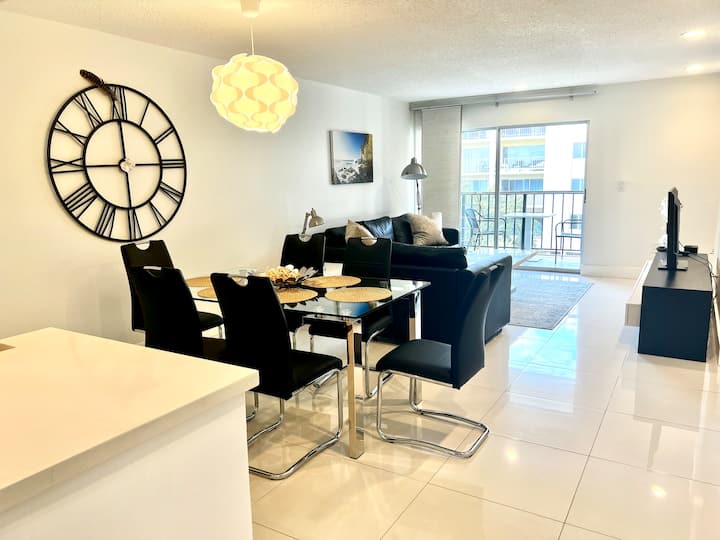 Family Friendly Condo With A Pool, Close To Beach - Sunny Isles Beach, FL