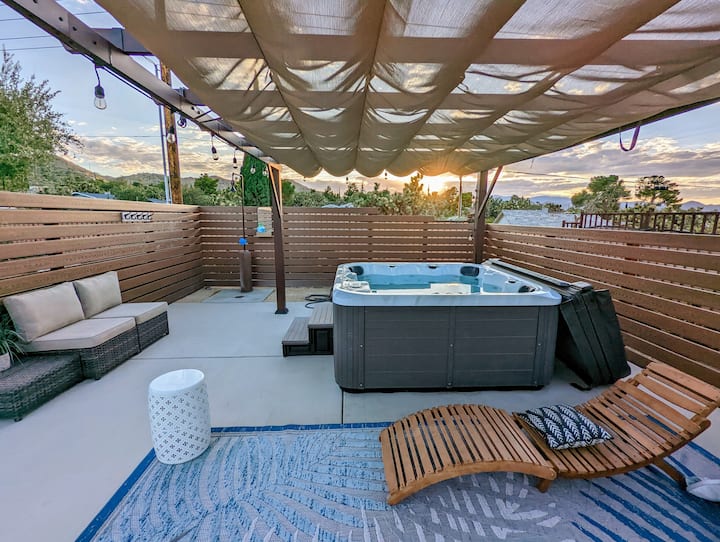 Spacious & Modern Peaceful Getaway W/ Hot Tub - Yucca Valley, CA