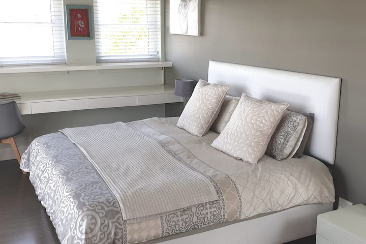 Contemporary Hot Spot!. - Knysna