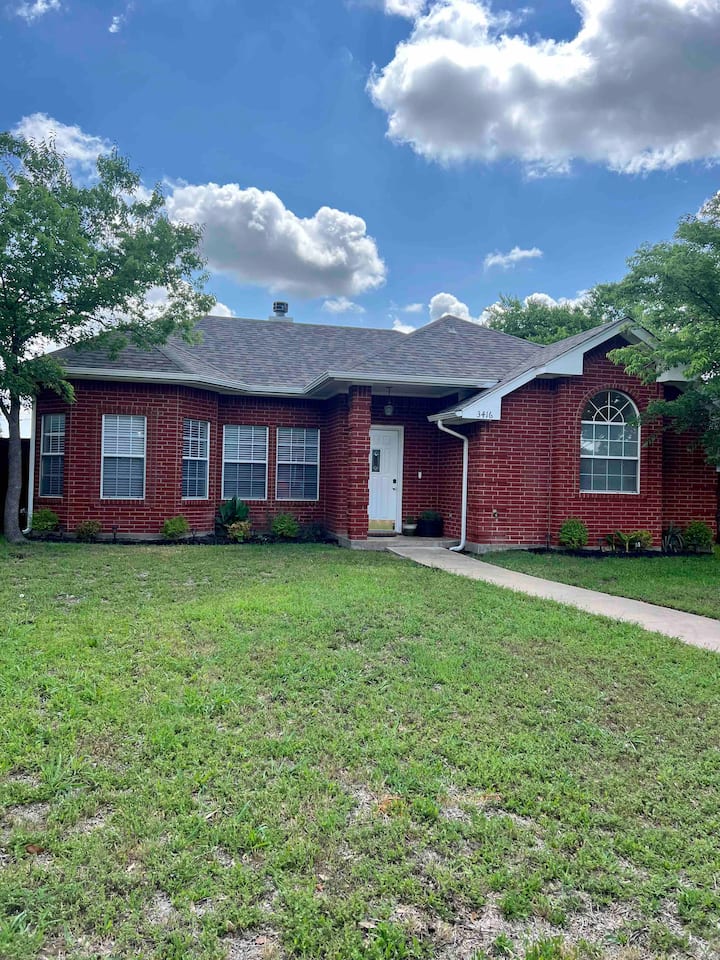 Cute & Cozy Denton Getaway - Denton, TX