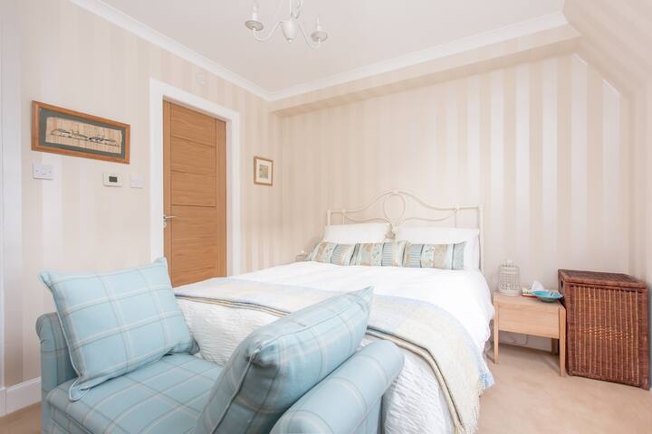 Quiet En-suite Guestroom, Trinity. Free Parking. - Edinburgh