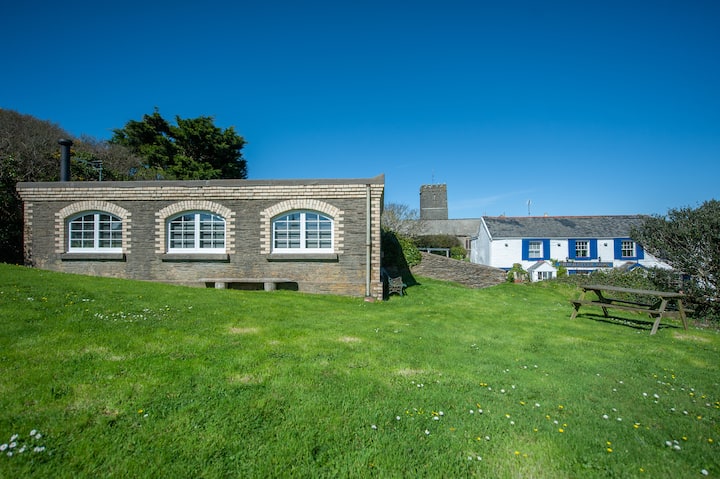 A Curious, Quirky Cottage In Mortehoe - Woolacombe