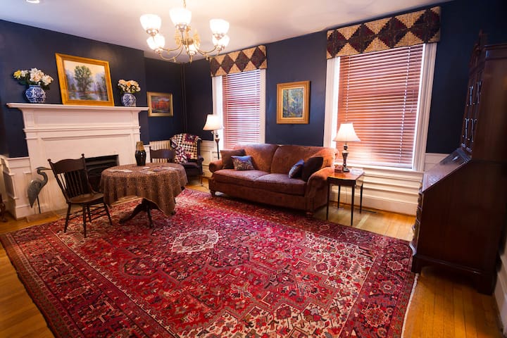 The Inn At Lincoln Square Mary Juliet Danner Suite - Gettysburg, PA