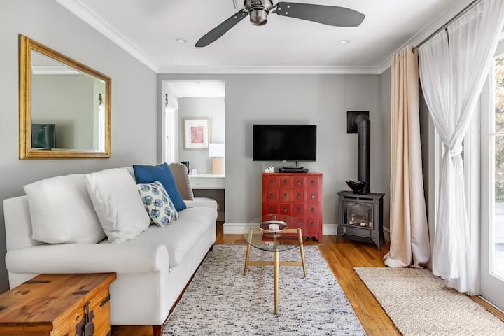 Charming Prime Venice Beach Bungalow With Patio - Venice Beach, CA