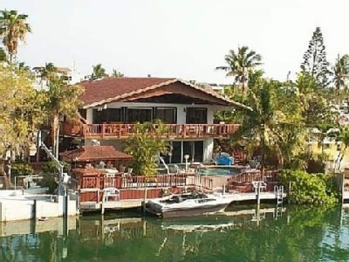 Venetian Tropics Private Heated Pool At 82 Degrees - Islamorada, FL