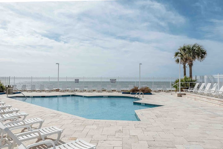 Sunny Villa - 2 Pools! Walk To Everything! - James Island, SC