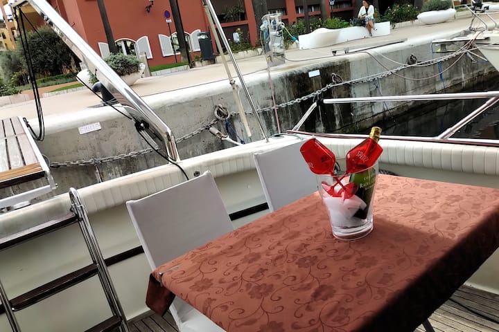 Bateau Port Fontvieille Monaco. Sur L'eau. - Monaco