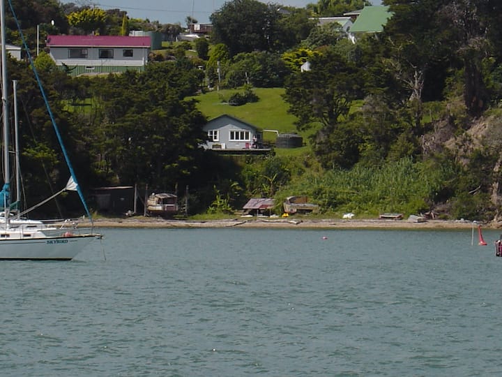 Tyson's Unique & Charming Waterfront Bach - Russell